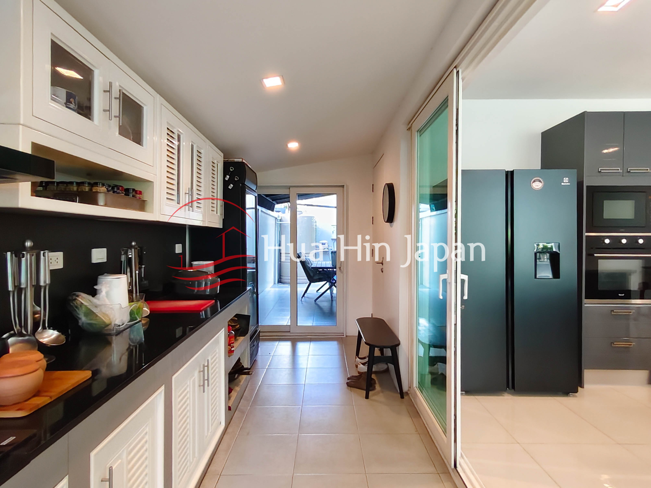 Architect-Renovated 5BR Contemporary Estate on Soi 70 – No Common Fees ...